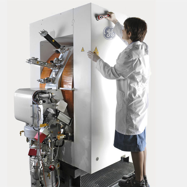 Ciclotrón de laboratorio para TEP - PETtrace 800 series - GE Healthcare